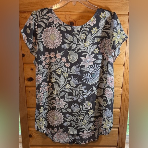 LOFT | Tops | Loft Floral Pattern Short Sleeve Button Up Back Blouse ...